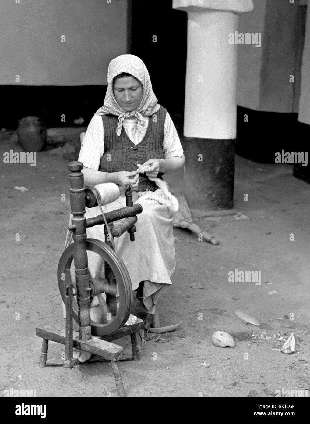 yarn making, tradition, spinning wheel Stock Photo - Alamy