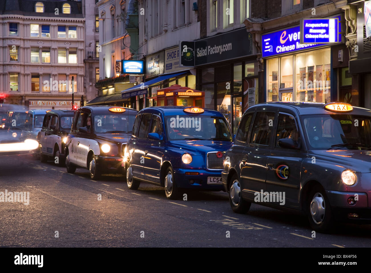 Uk taxis hi-res stock photography and images - Alamy