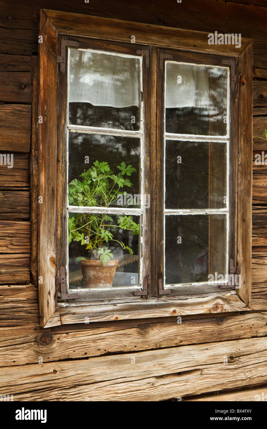 Old wooden cottage hi-res stock photography and images - Alamy