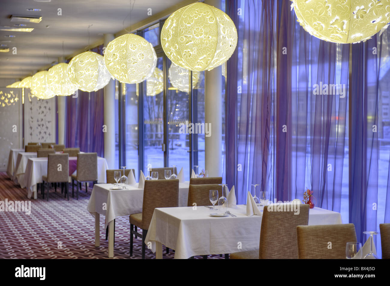 Dinner plates hotel room service hi-res stock photography and images ...