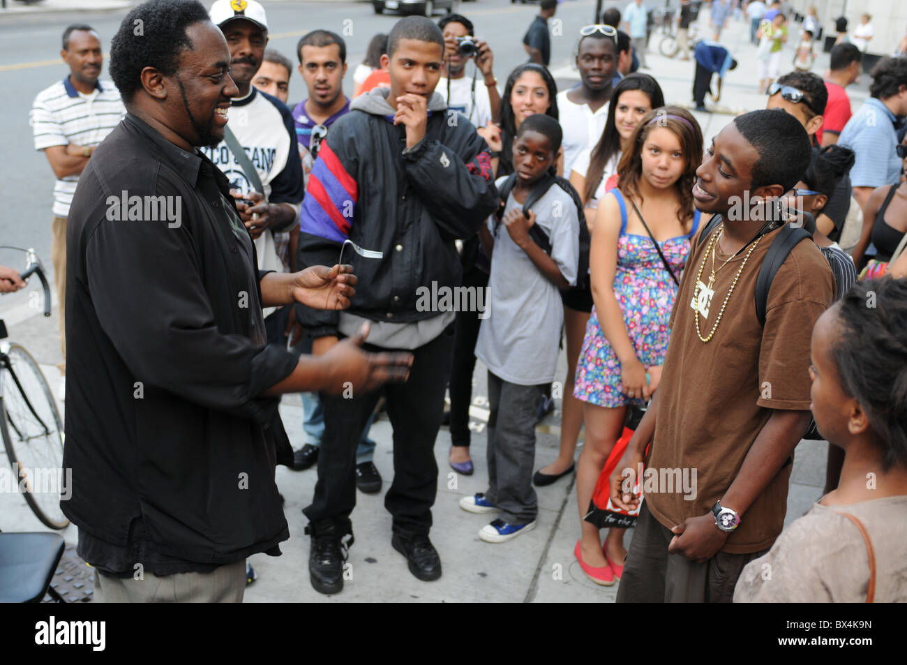 Street magician hi-res stock photography and images - Alamy