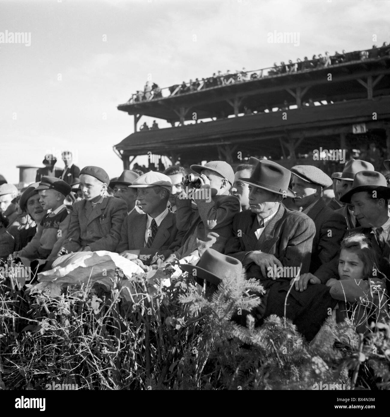 Race spectators hi-res stock photography and images - Alamy