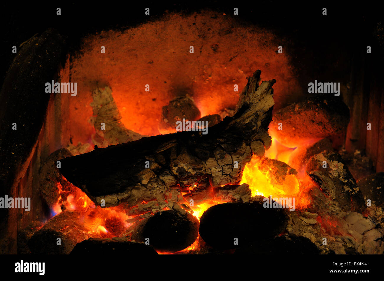 Traditional open fire home hi-res stock photography and images - Alamy