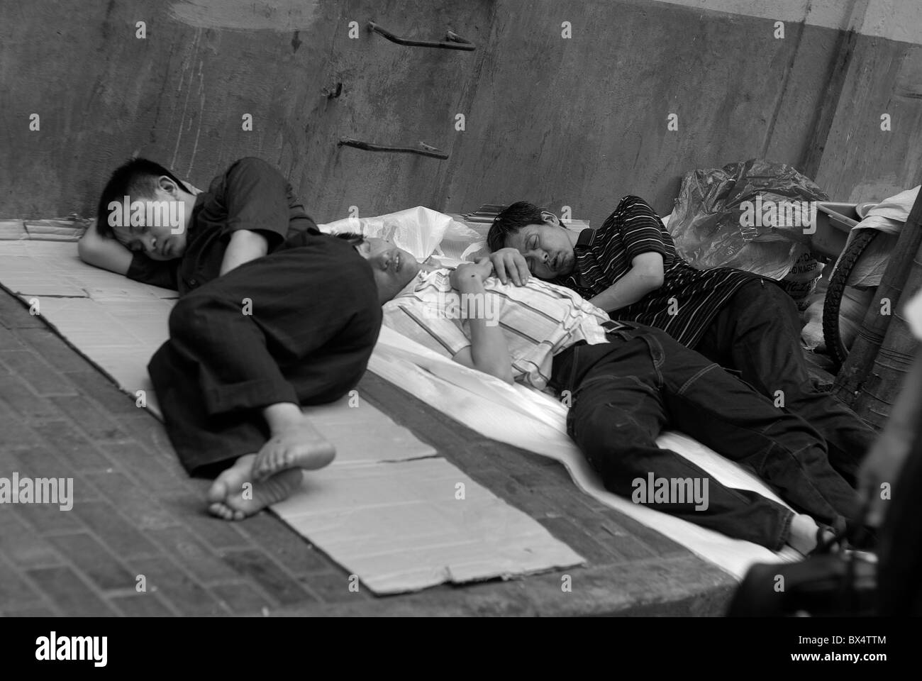 shanghai - migrant workers sleeping on the street Stock Photo - Alamy