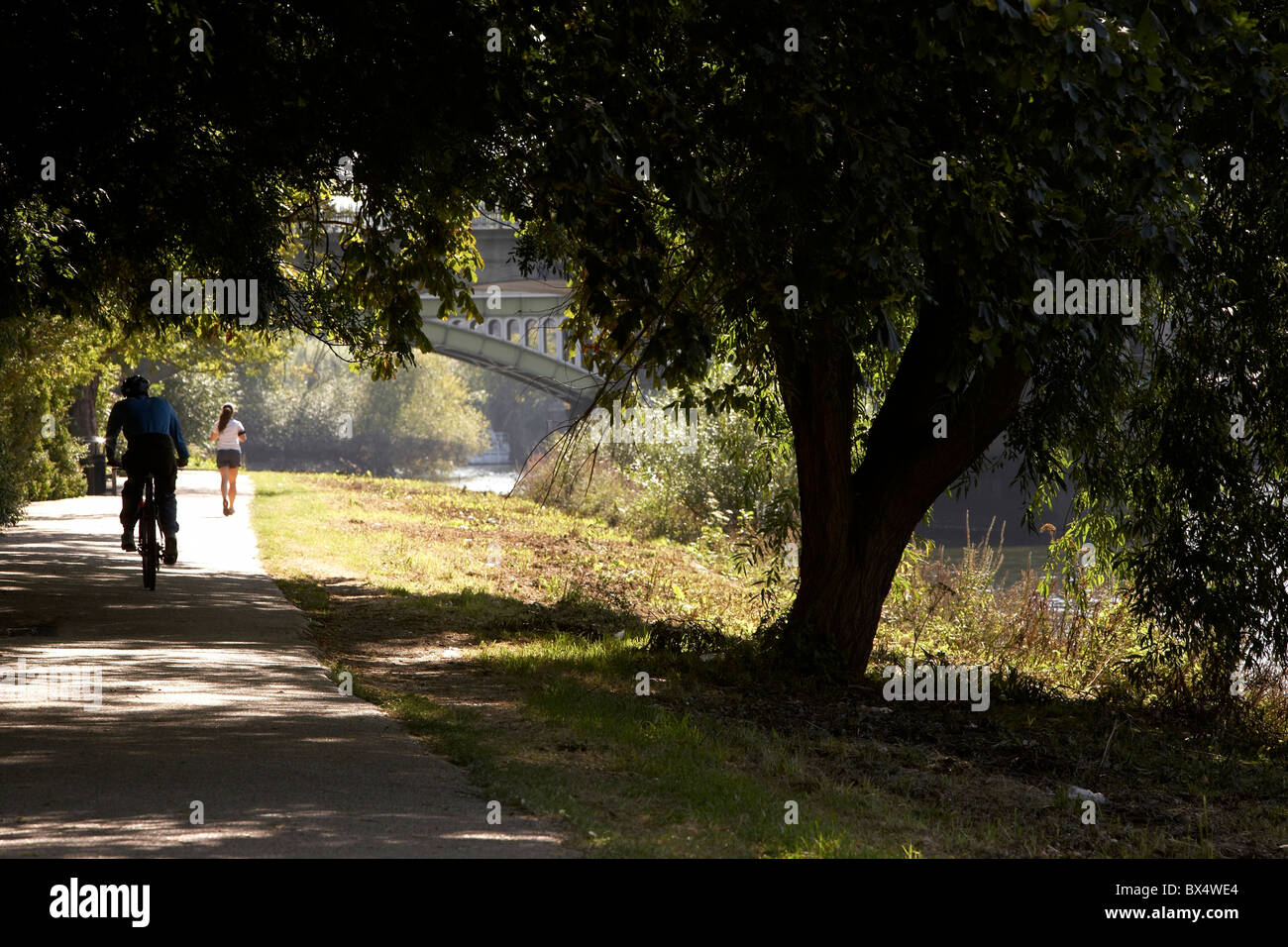 Towpath river thames hi-res stock photography and images - Alamy
