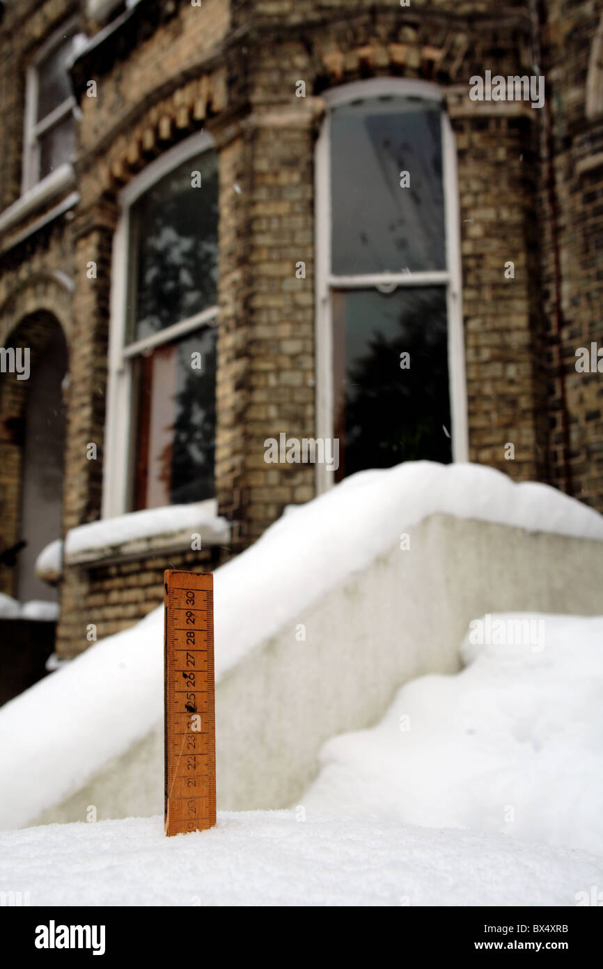 Measuring snow depth with ruler hi-res stock photography and images - Alamy
