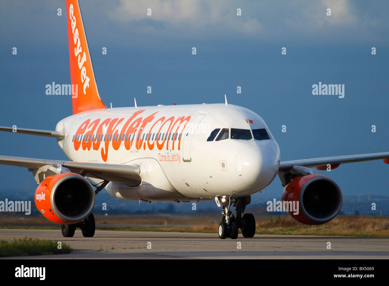Easy Jet Airbus A320 taxiing Stock Photo - Alamy