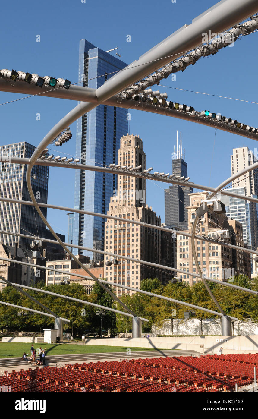 Jay pritzker pavilion chicago skyline hi-res stock photography and ...