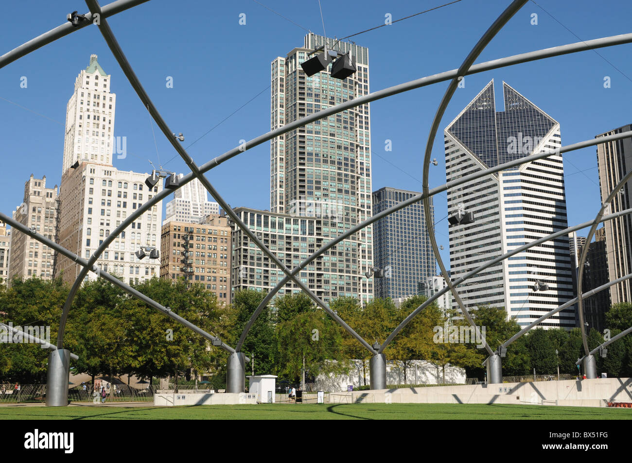 The Chicago skyline flanked to the right by The Stone-Smurfit Building ...
