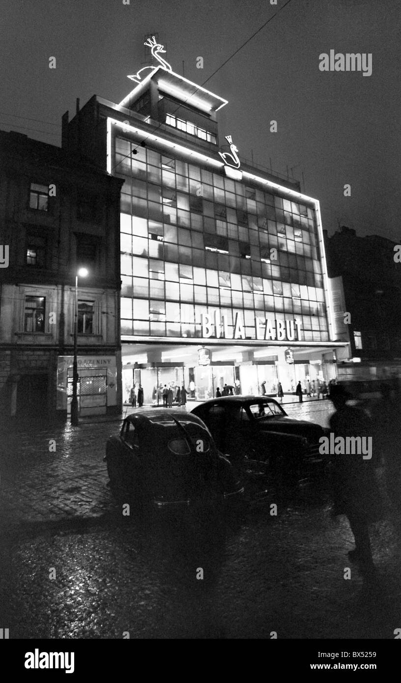 department store at night, illuminated Stock Photo - Alamy