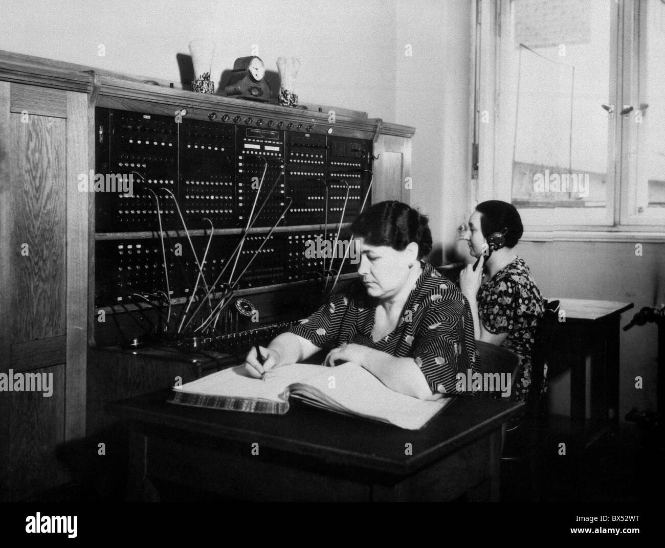 Telephone operator switchboard hi-res stock photography and images - Alamy