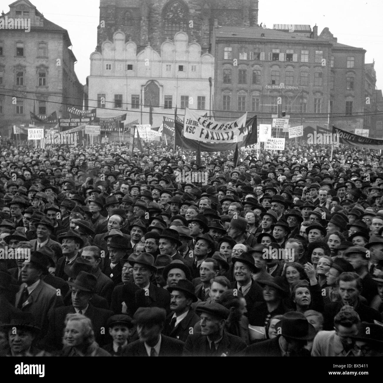 Prague, enthousiastic crowd manifests at Old Town Square the support ...