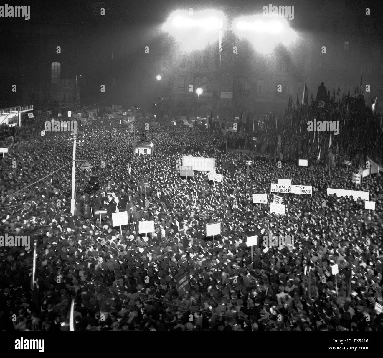 Prague, enthousiastic crowd manifests at Old Town Square the support ...