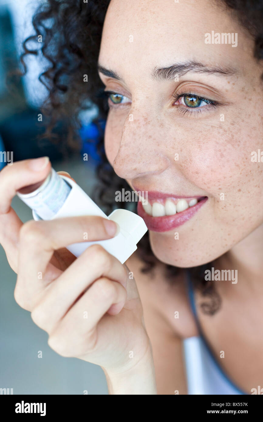 Asthma inhaler use Stock Photo - Alamy