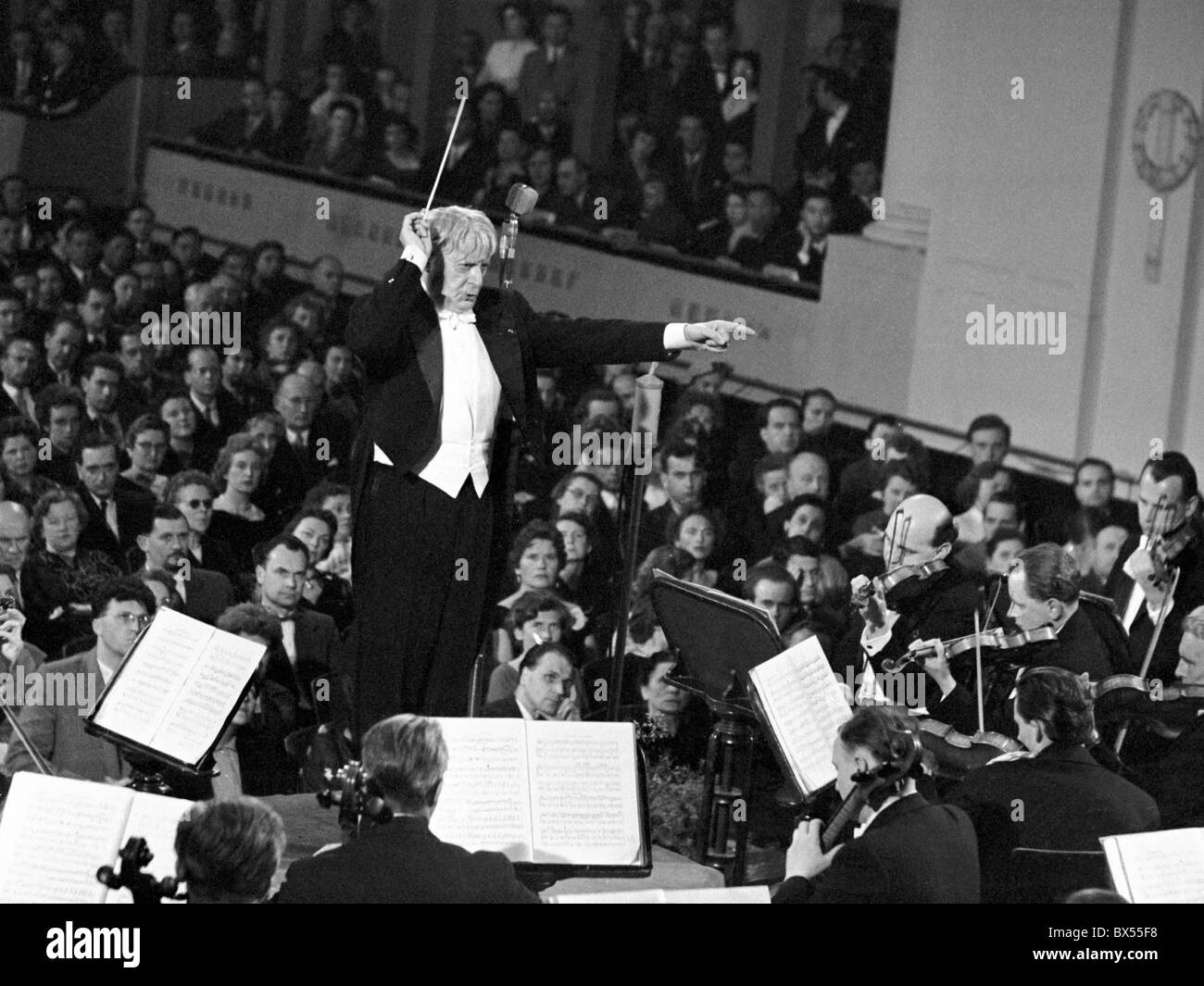 Charles munch conductor philharmonic orchestra hi-res stock photography ...