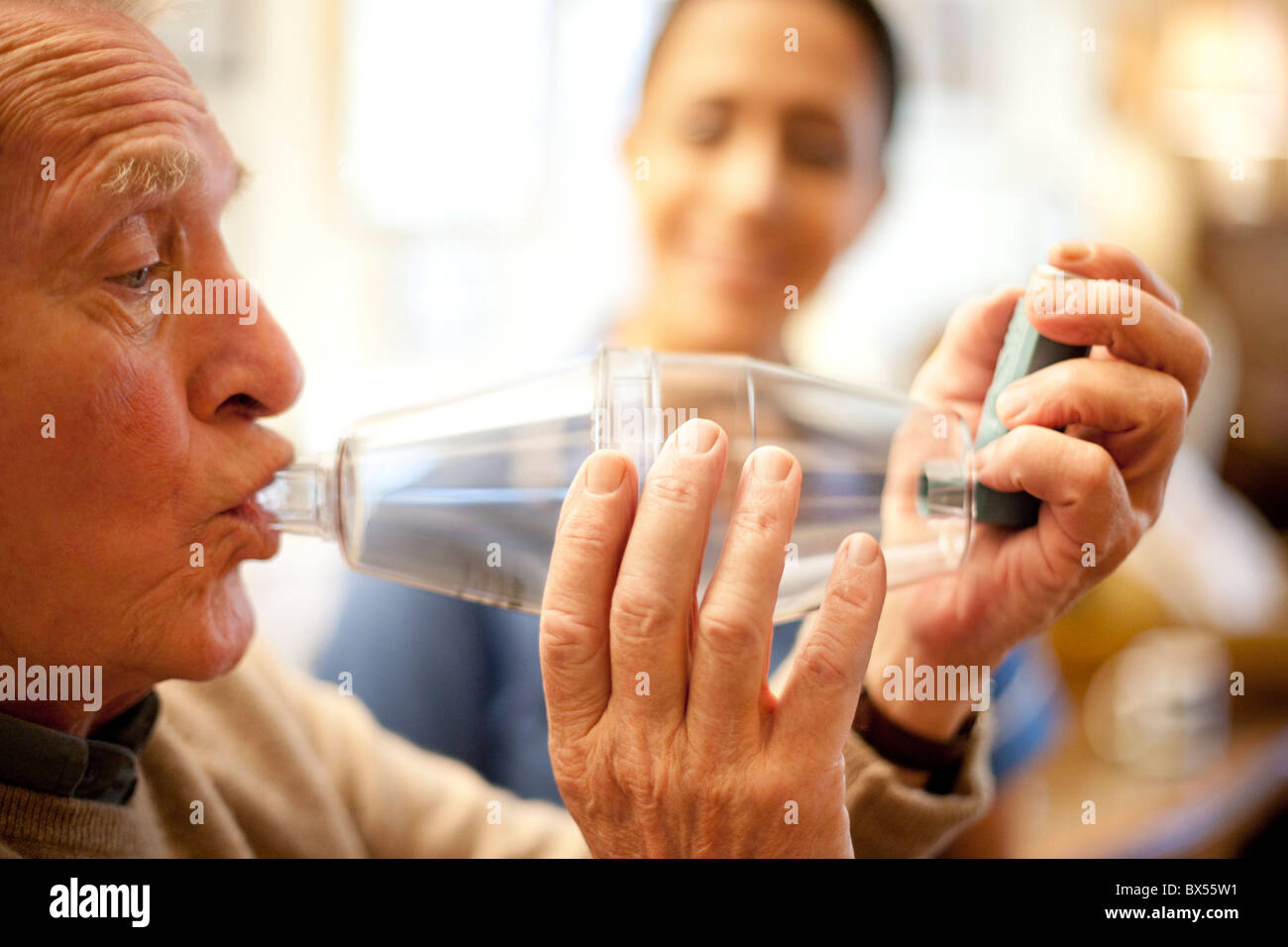 Asthma spacer use Stock Photo - Alamy