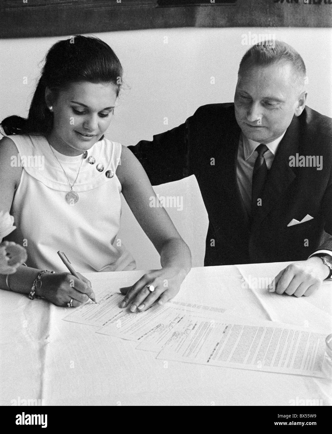 Figure skater hana maskova hi-res stock photography and images - Alamy