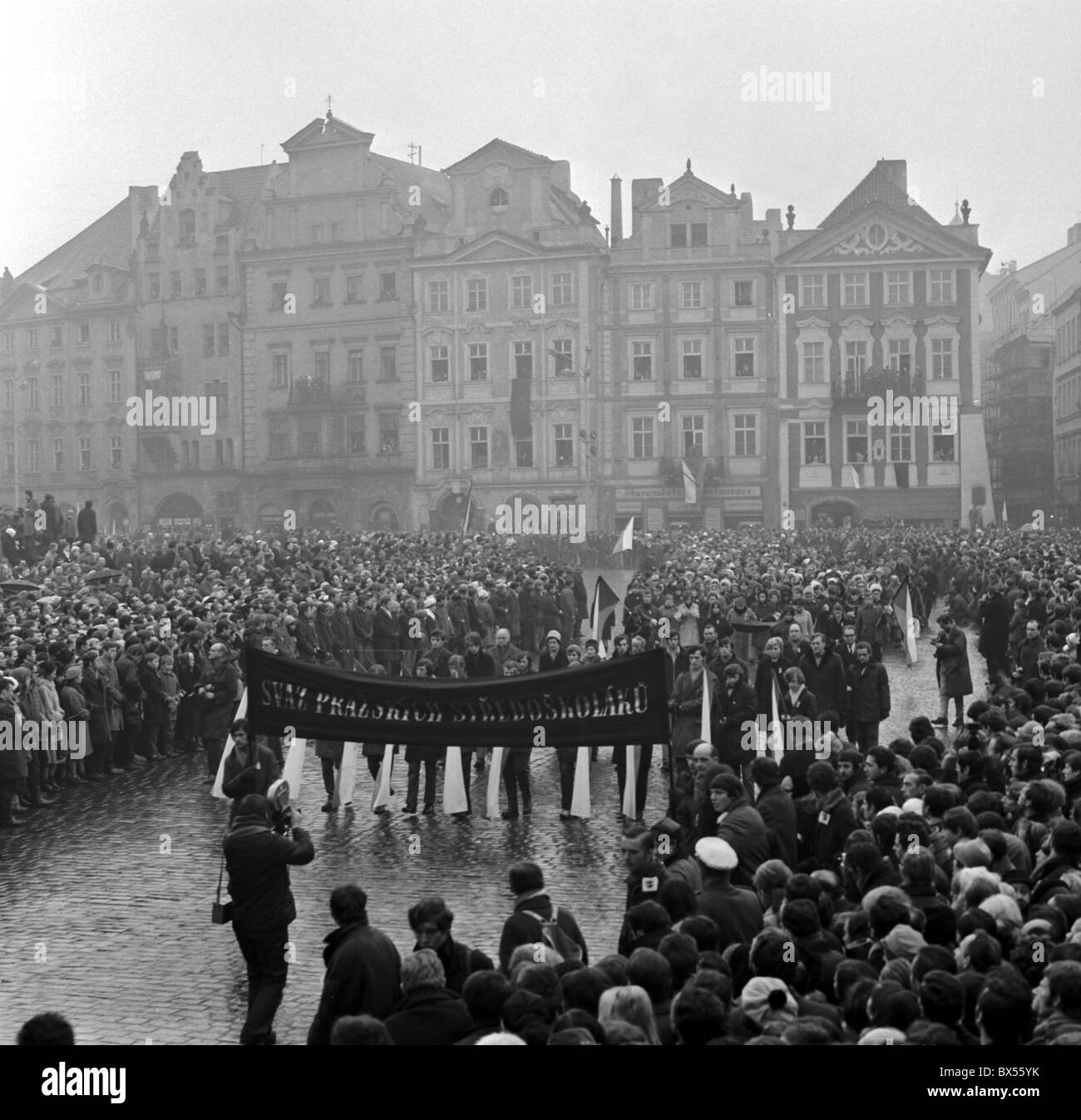 Procession of flags hi-res stock photography and images - Alamy