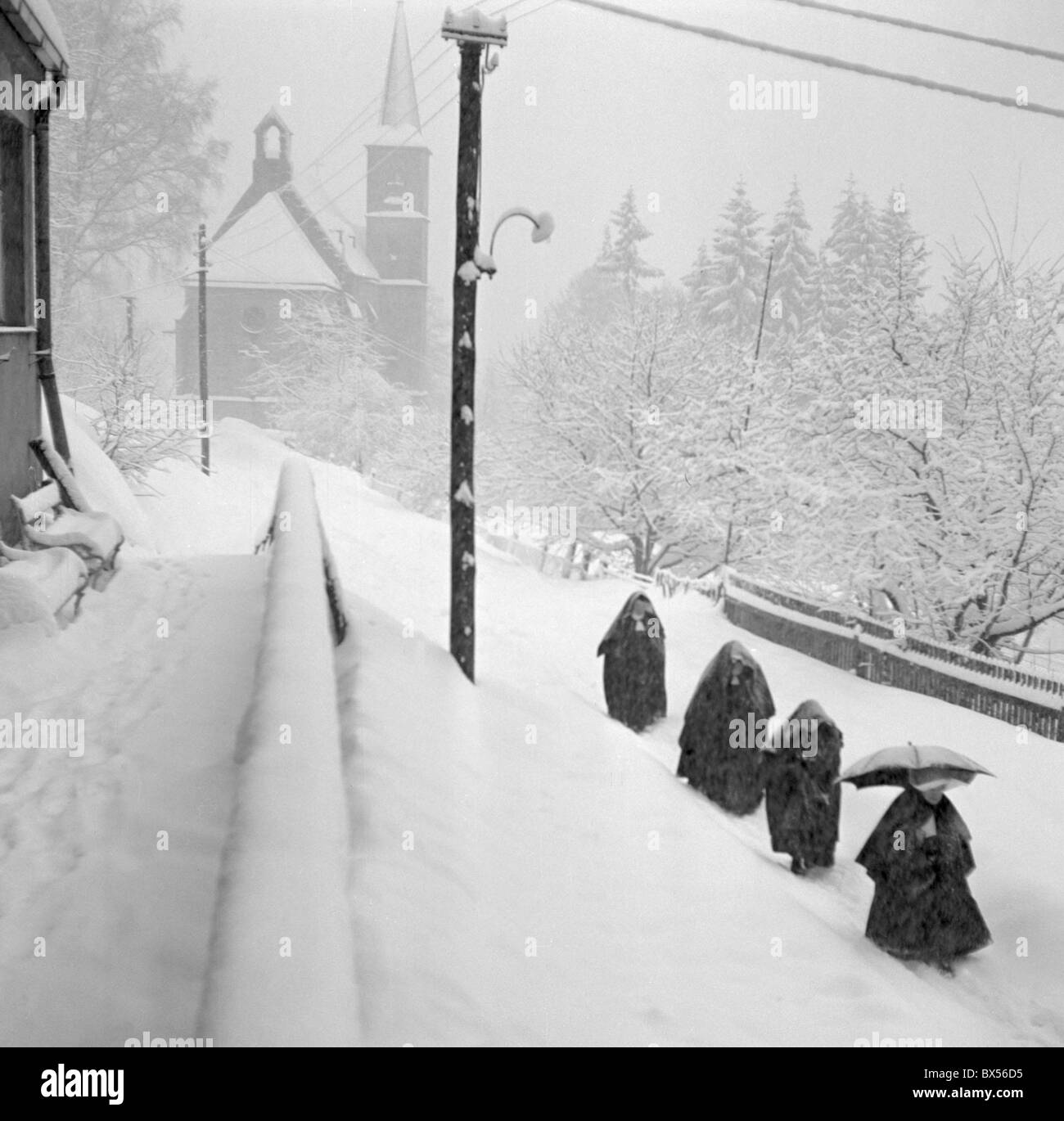 The priest and nuns hi-res stock photography and images - Alamy