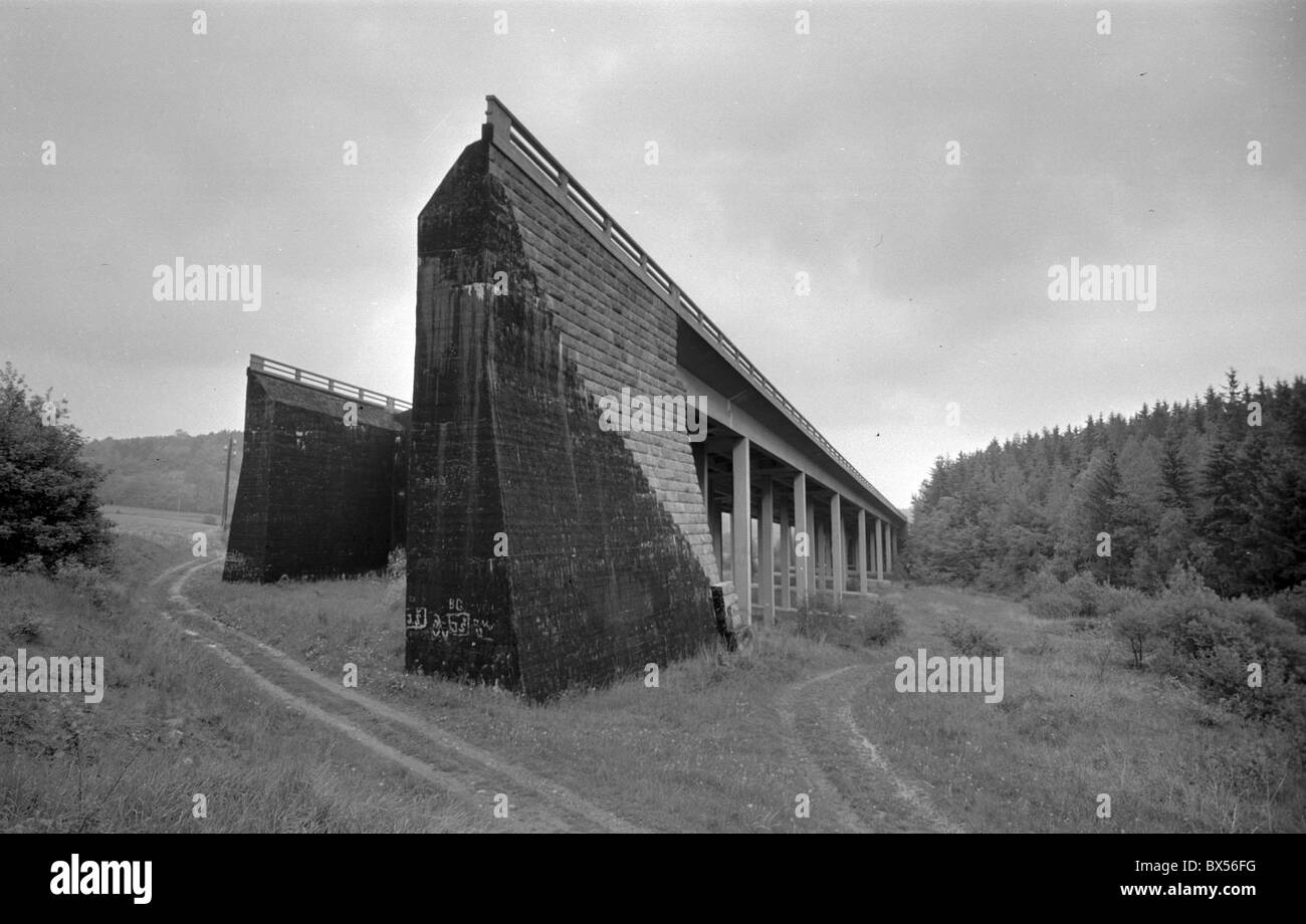 Dead ended bridge hi-res stock photography and images - Alamy