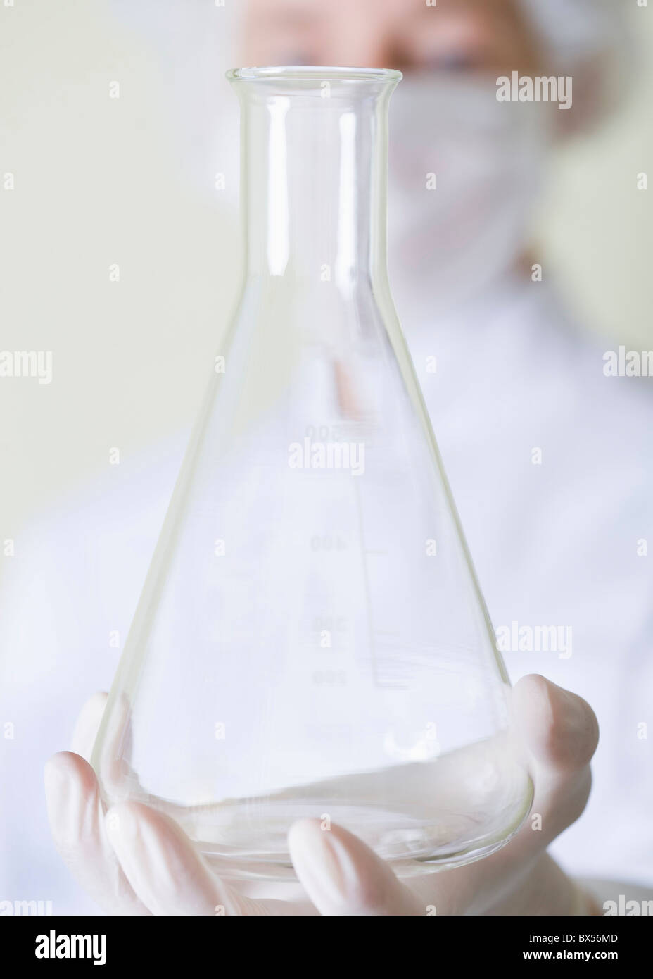 Hand holding conical flask hi-res stock photography and images - Alamy