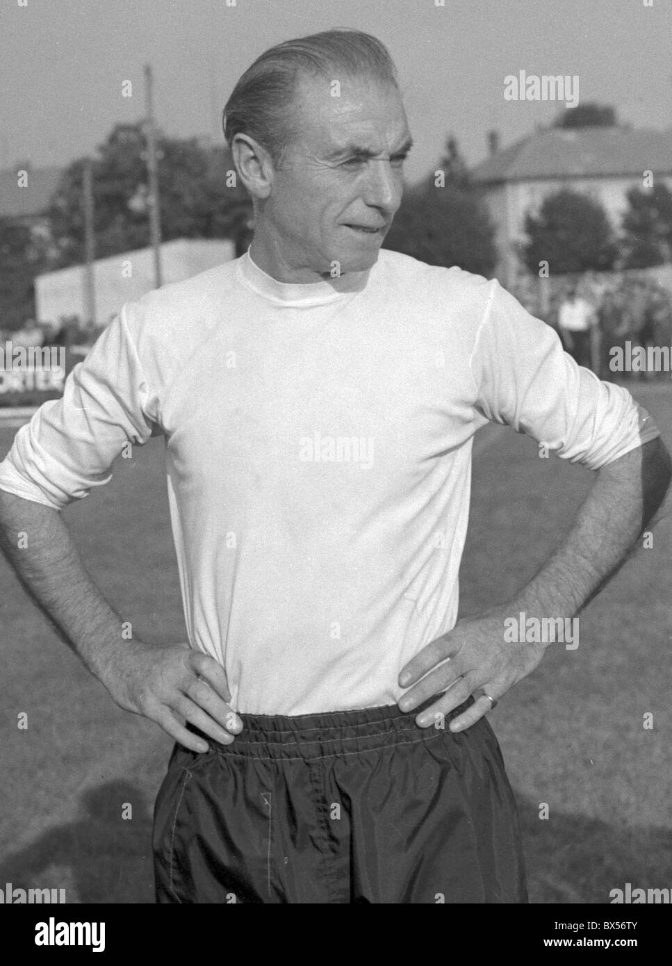 Sir stanley matthews hi-res stock photography and images - Alamy