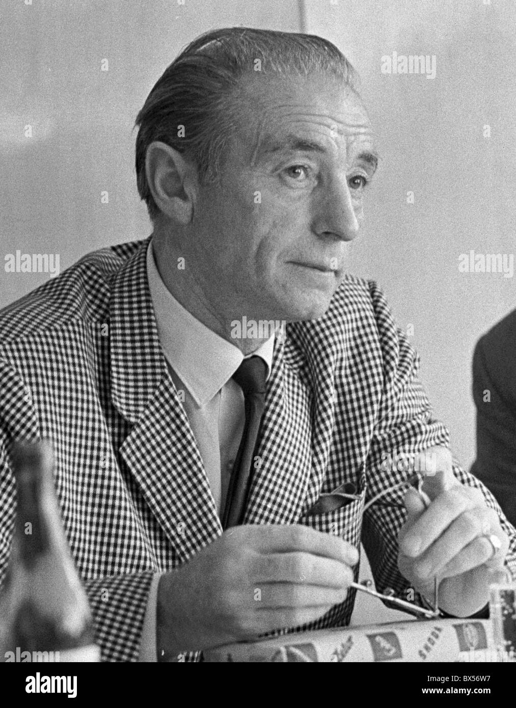 Sir stanley matthews hi-res stock photography and images - Alamy