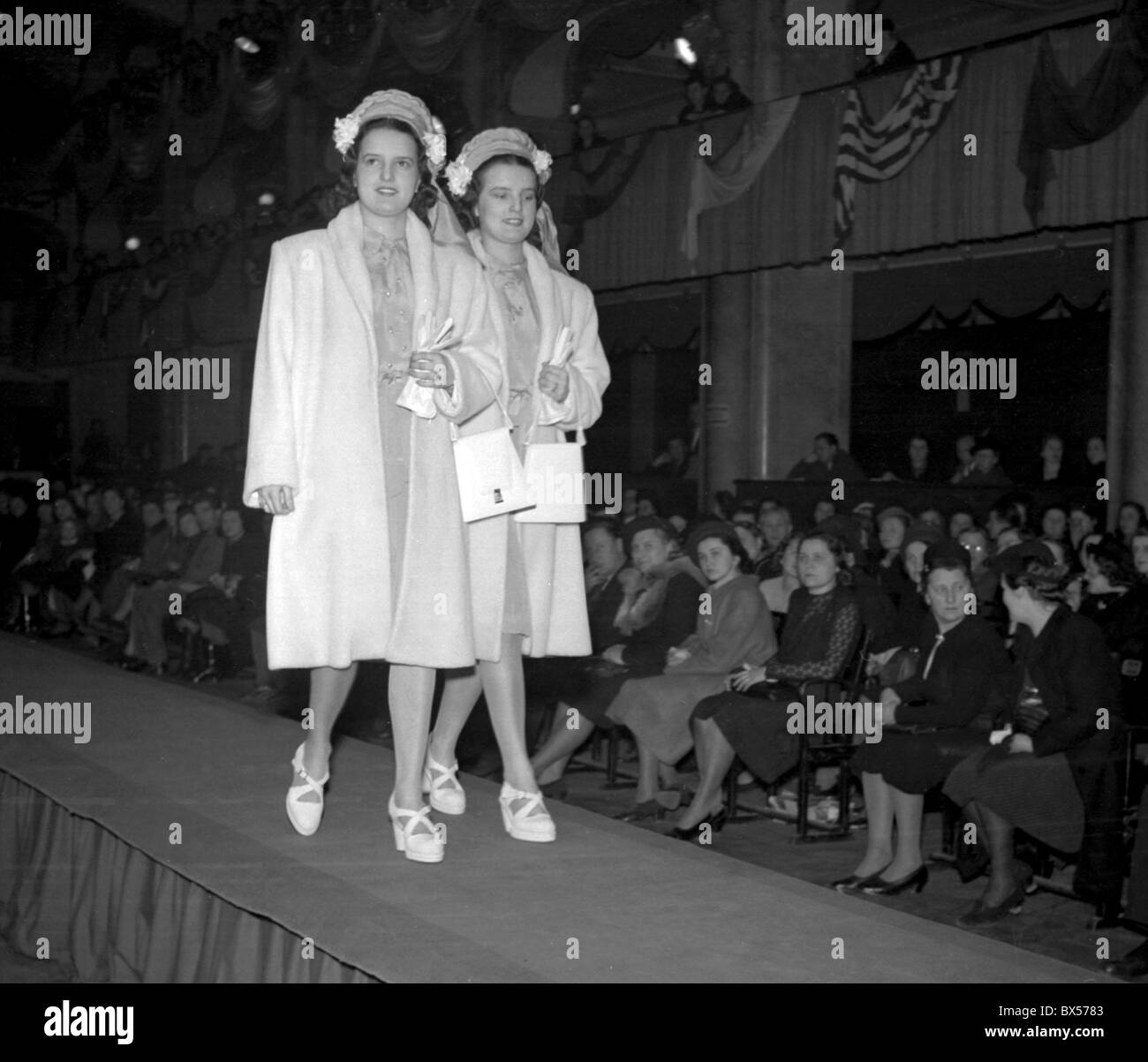Spectators walk Black and White Stock Photos & Images - Alamy
