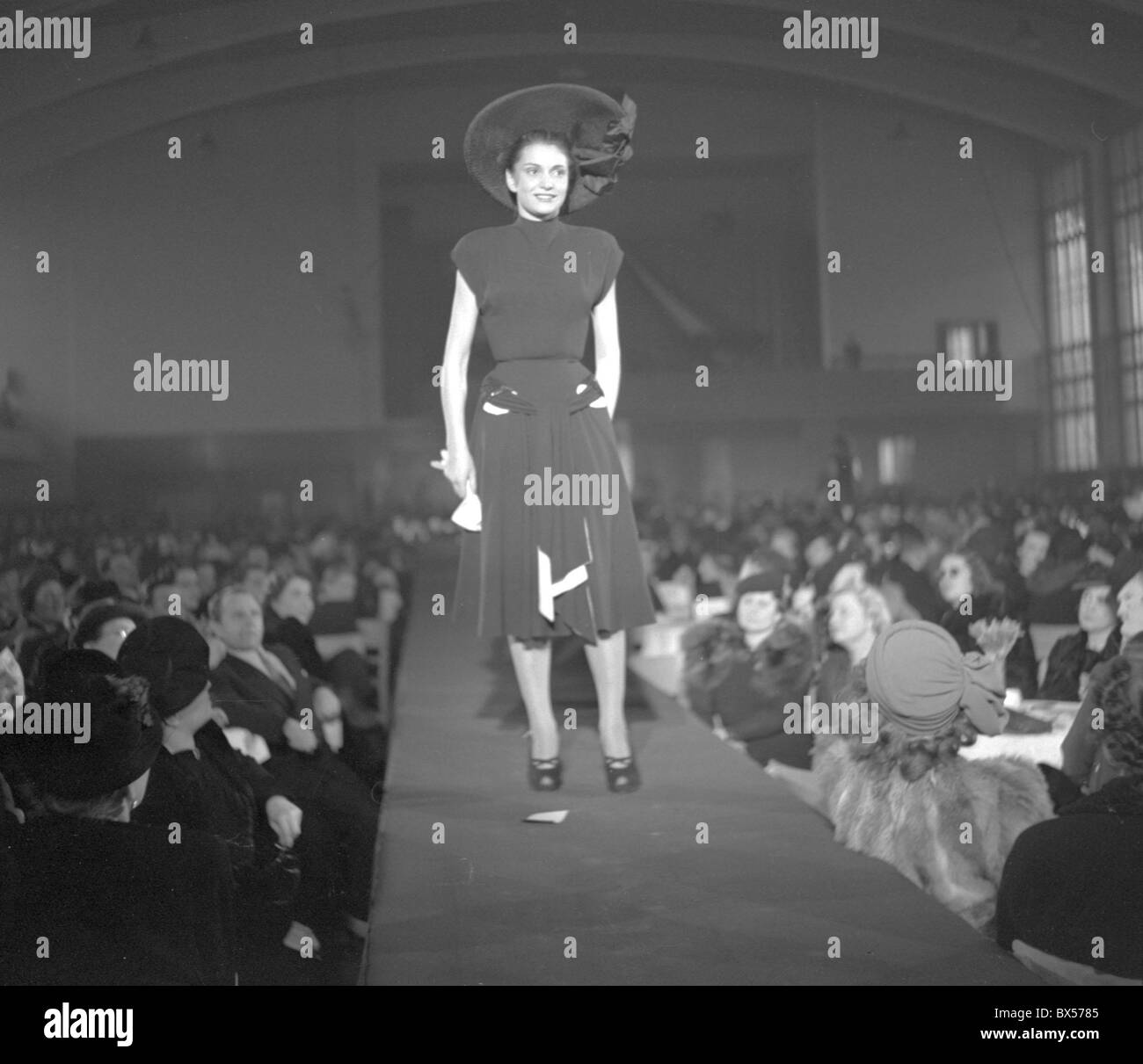 Spectators walk Black and White Stock Photos & Images - Alamy