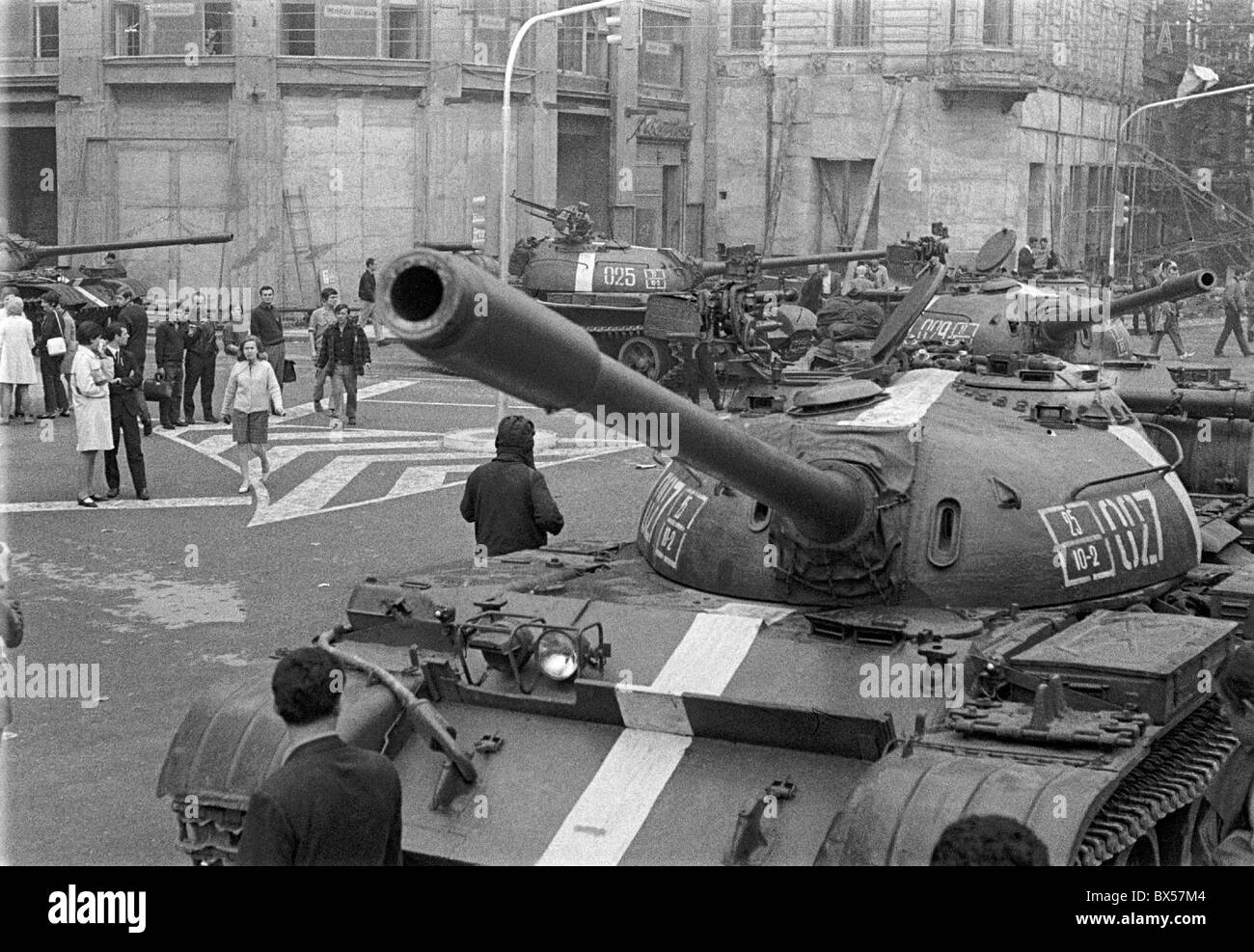 Soviet tanks czechoslovakia 1968 hi-res stock photography and images ...