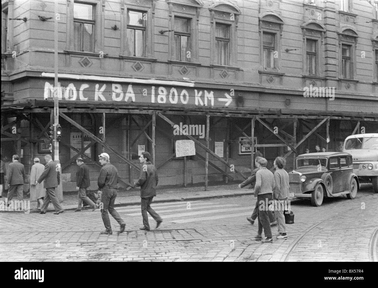 Sign below Black and White Stock Photos & Images - Alamy