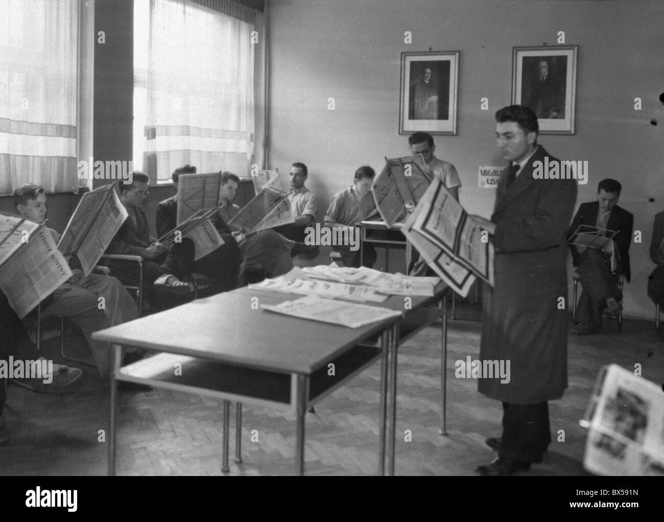 Students hang around in dormitories hi-res stock photography and images ...