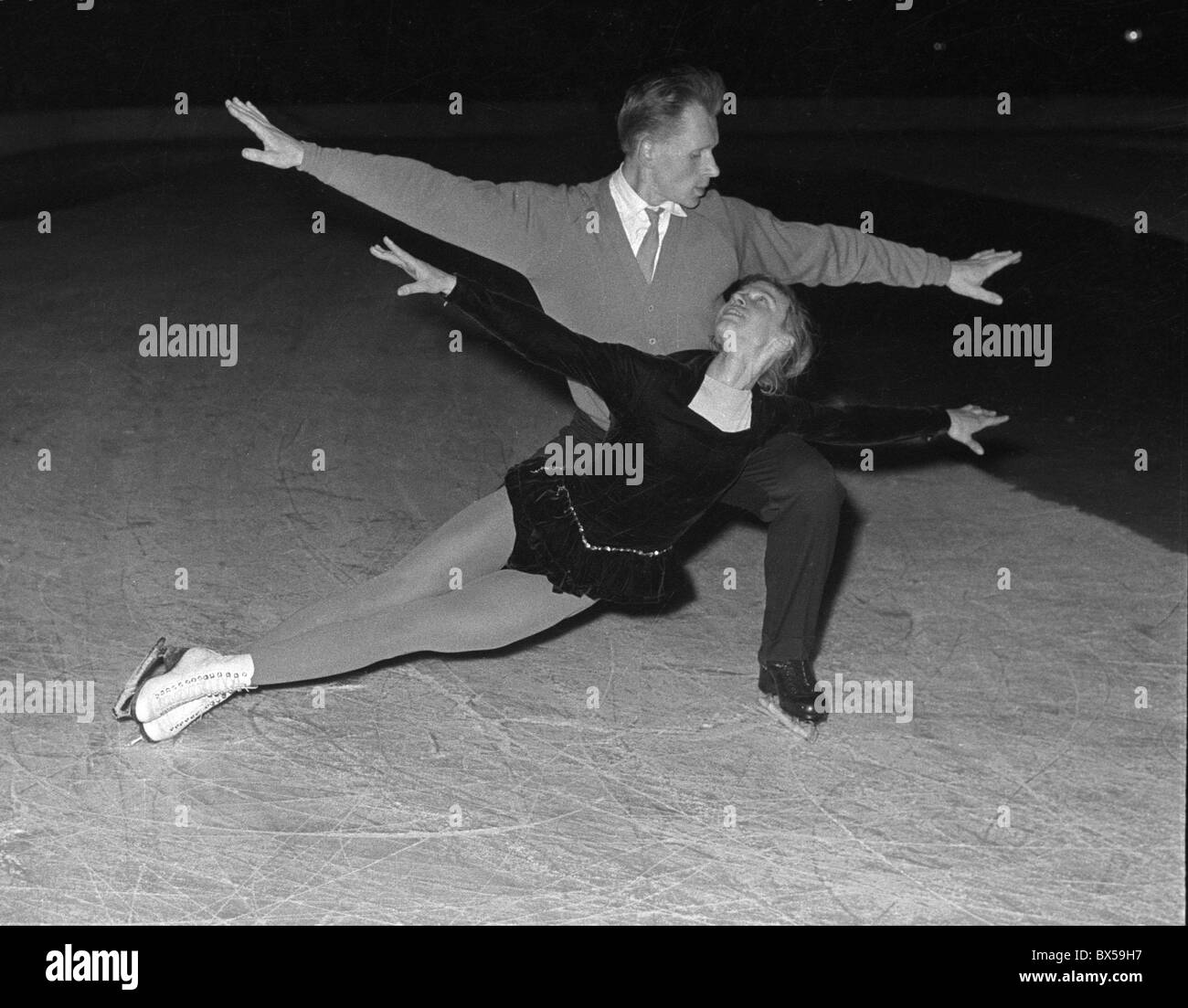 Lyudmila Belousova, Oleg Protopopov Stock Photo - Alamy