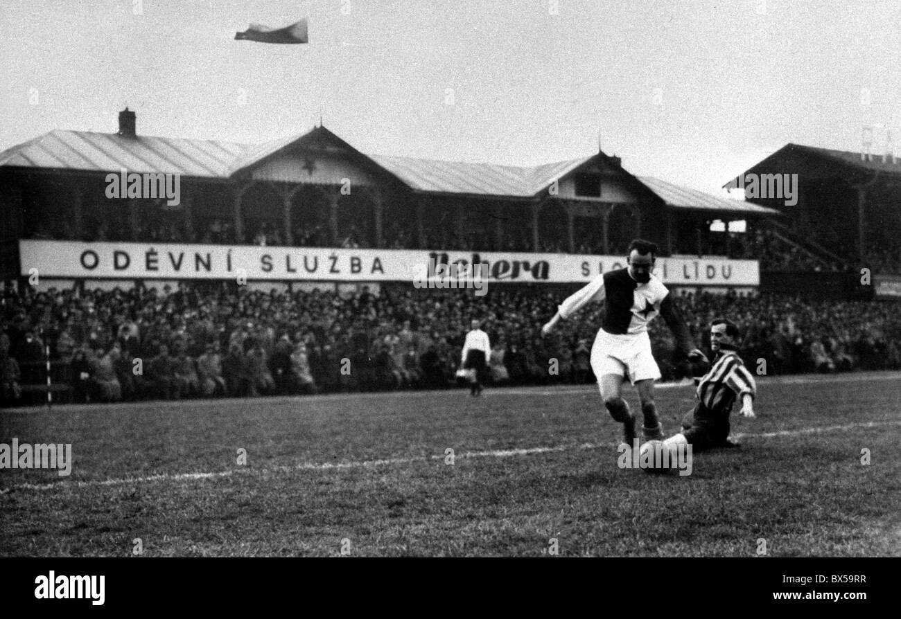 Soccer match between Slavia Praha and Oxford, Prague 1936 Stock Photo ...