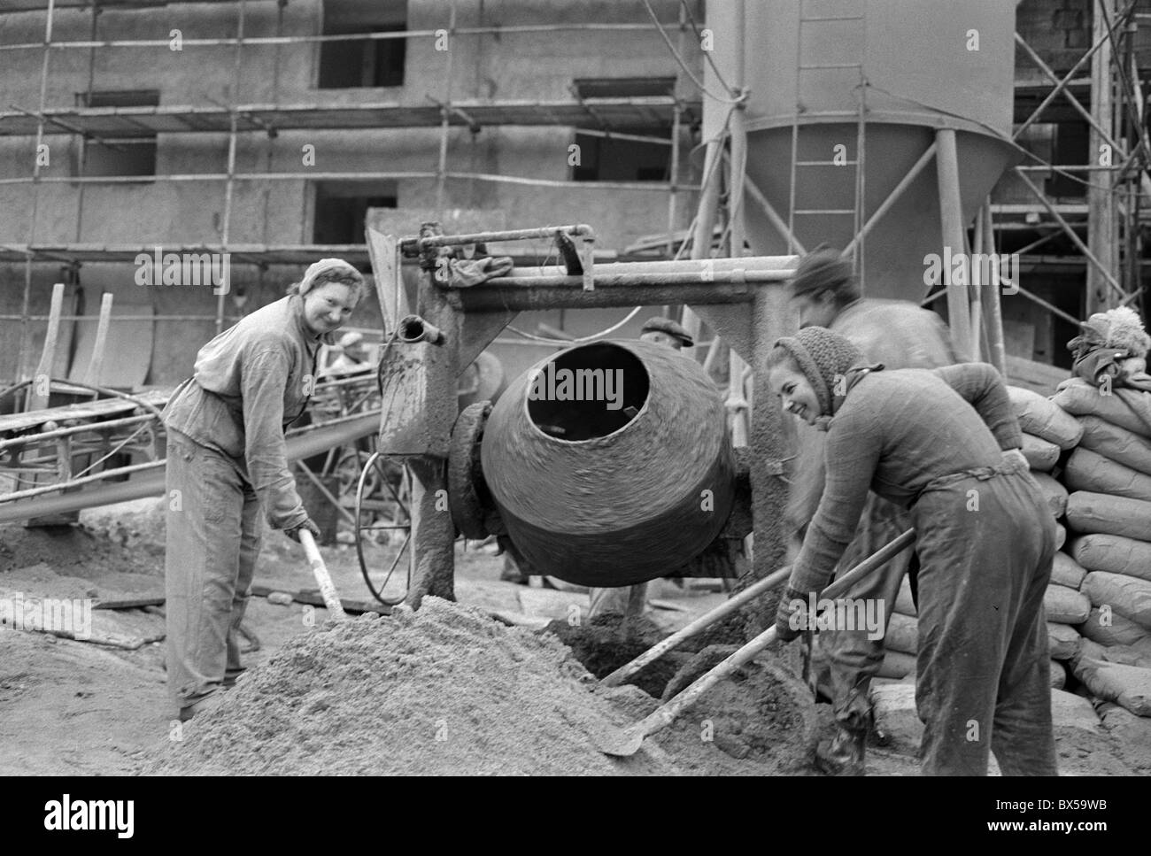 volunteer workers, womanÂ´s hard labor Stock Photo - Alamy