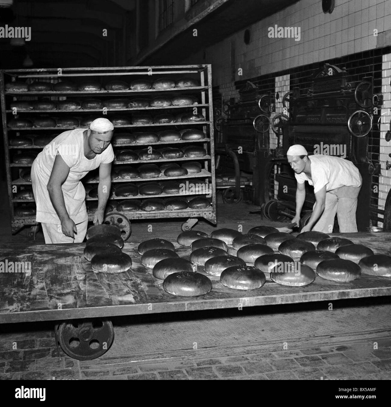 Czechoslovakia - Prague 1950. Bakers take out freshly baked bread from ...