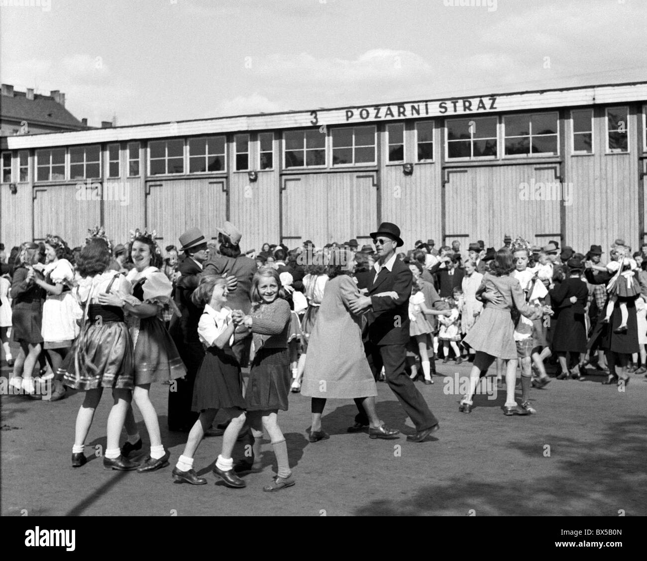 Czechoslovakia 1946 prague citizens celebrate hi-res stock photography ...