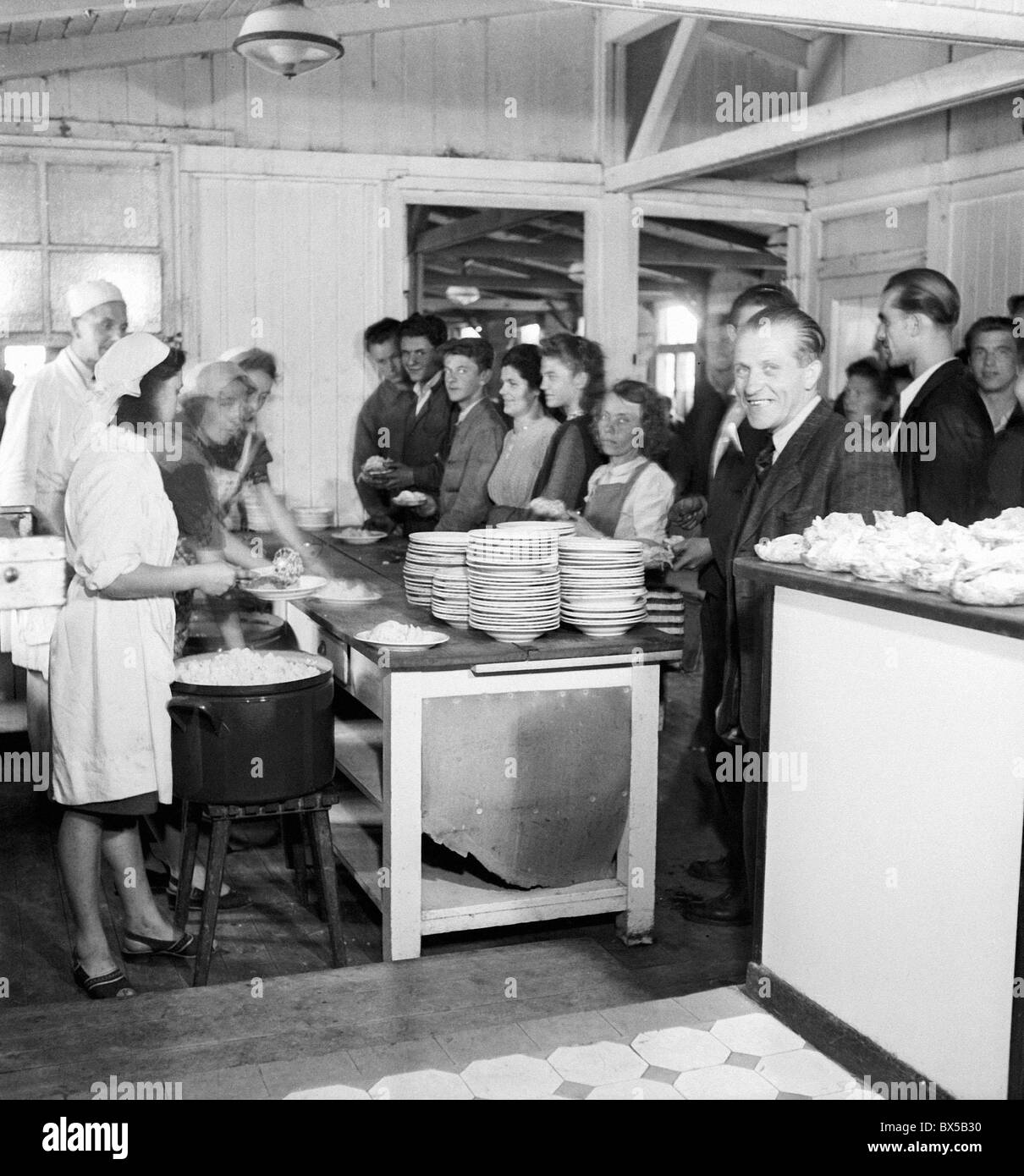 Serving line hi-res stock photography and images - Alamy