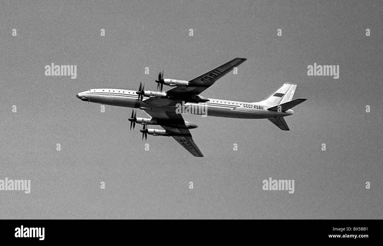 Aircraft landing photo Black and White Stock Photos & Images - Alamy