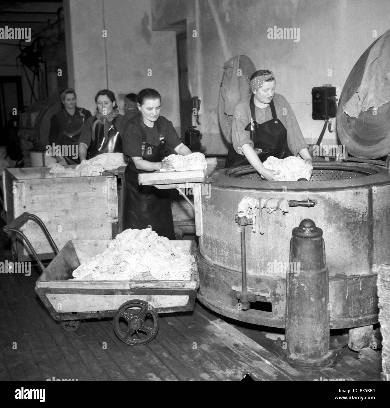 Doing The Wash In The 193039s 15 Photos Old Photo