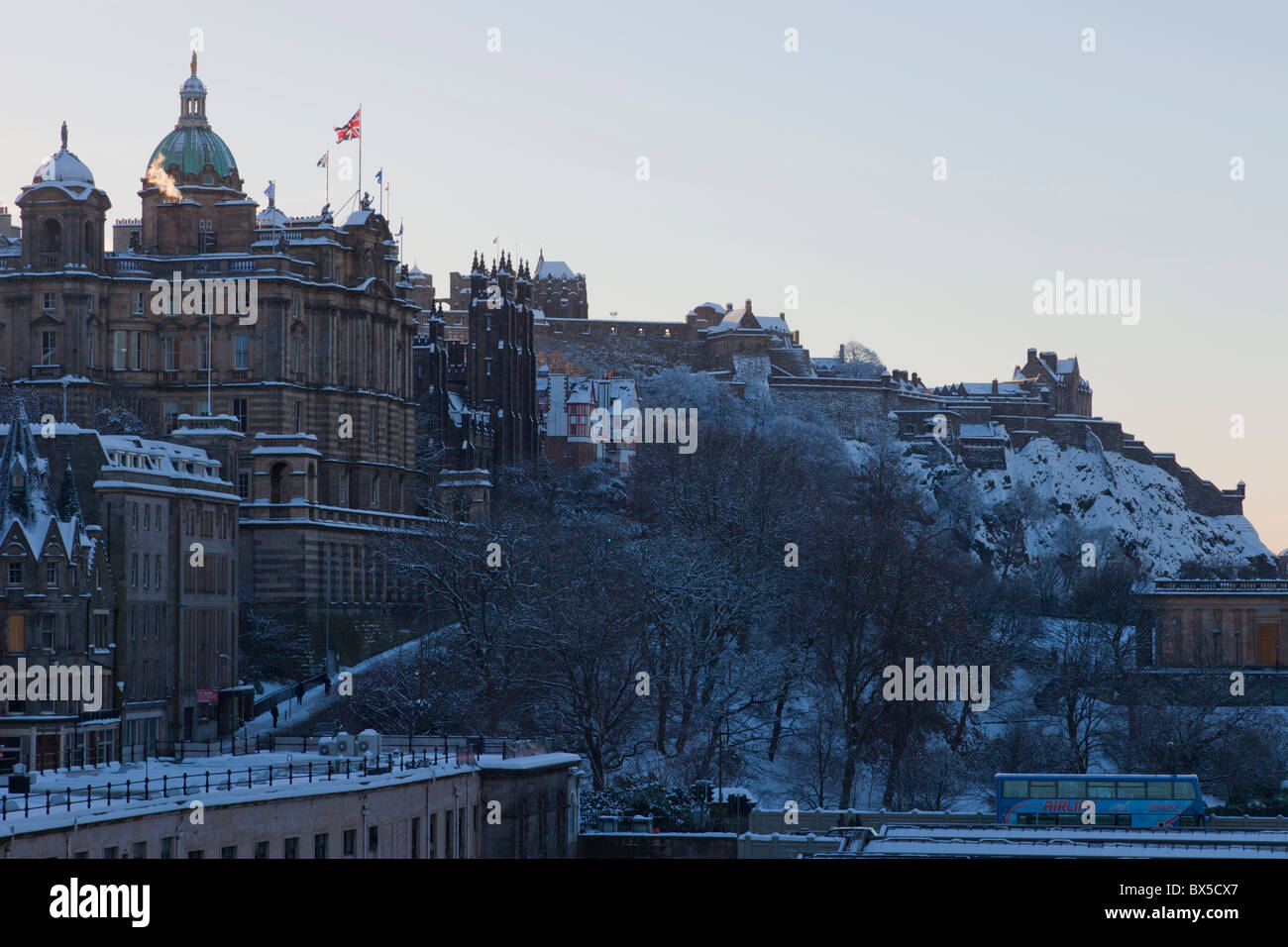 Edinburgh old town bank of scotland hi-res stock photography and images ...