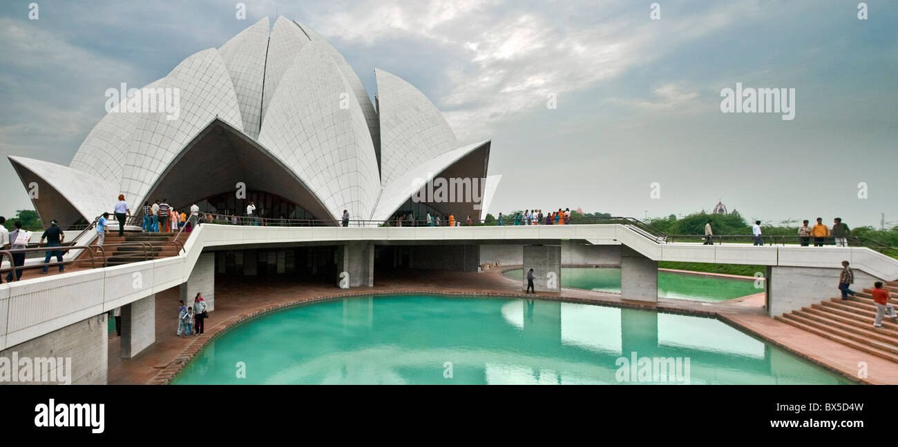 People visiting Lotus Temple Bahá'í House of Worship and surrounding ...