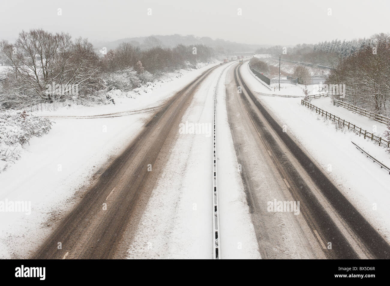 Traffic snow m25 motorway hi-res stock photography and images - Alamy