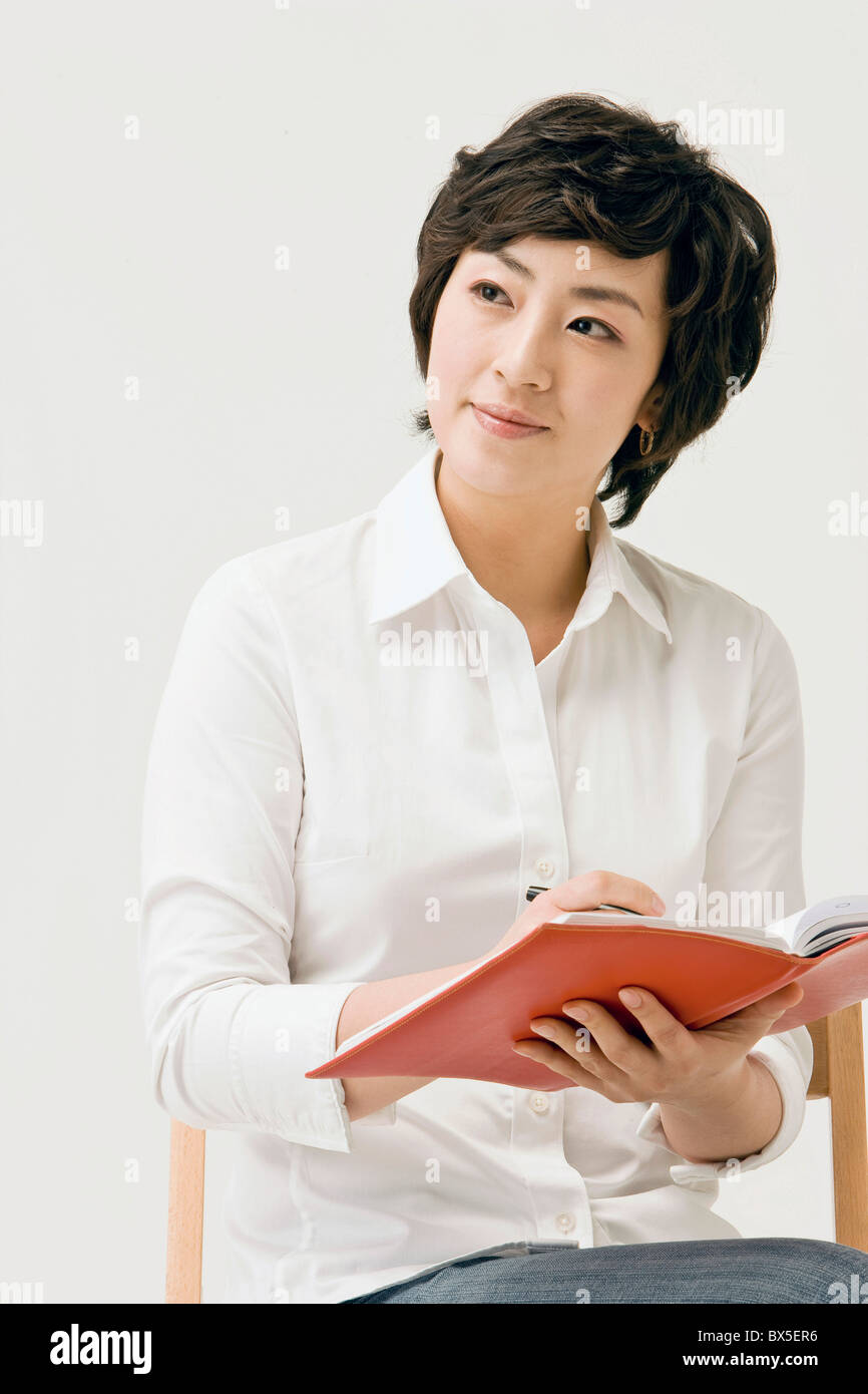 Young woman holding note, portrait Stock Photo - Alamy