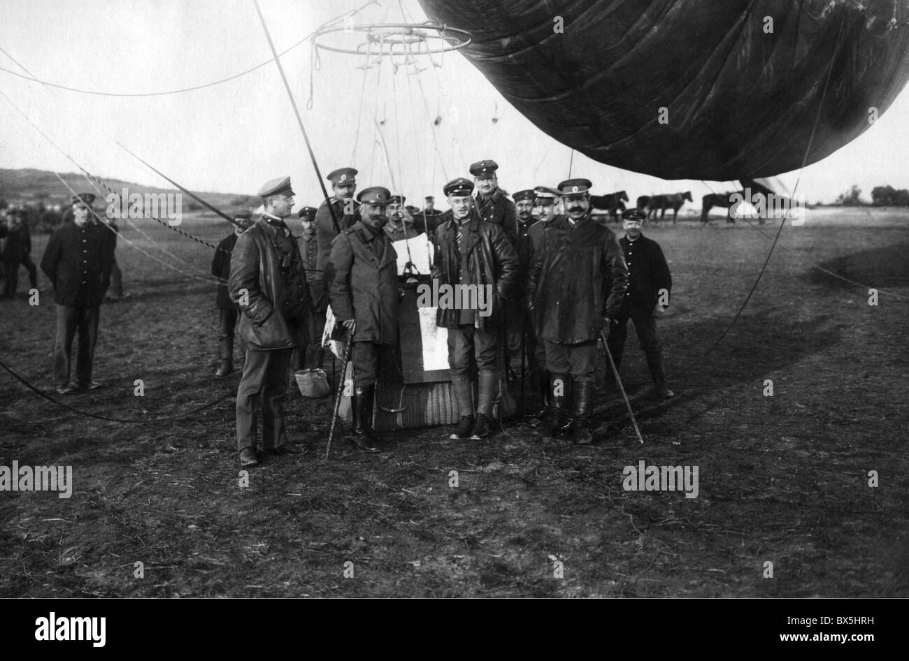 World war military balloon hi-res stock photography and images - Alamy
