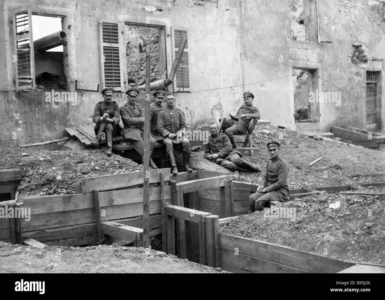 German soldiers in front of a destroyed house hi-res stock photography ...