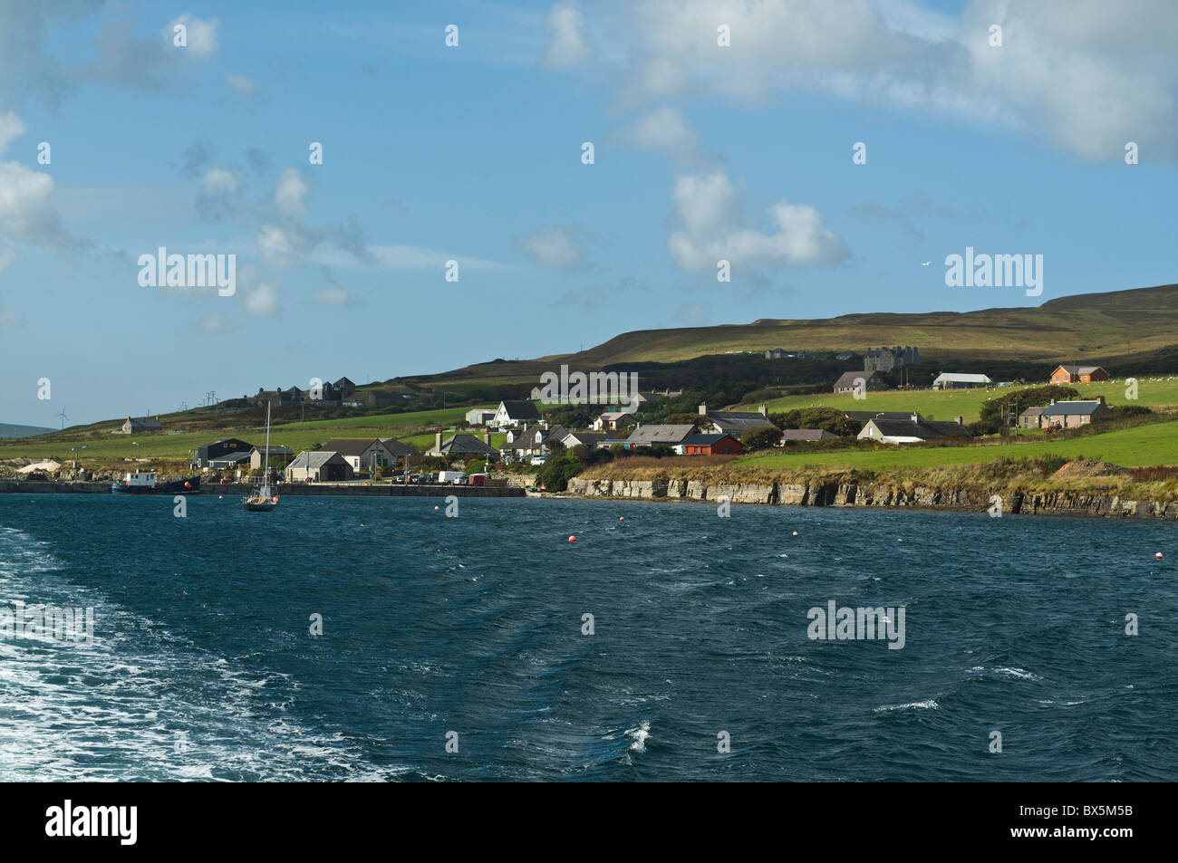 dh ROUSAY ORKNEY Rousay village and harbour Stock Photo - Alamy