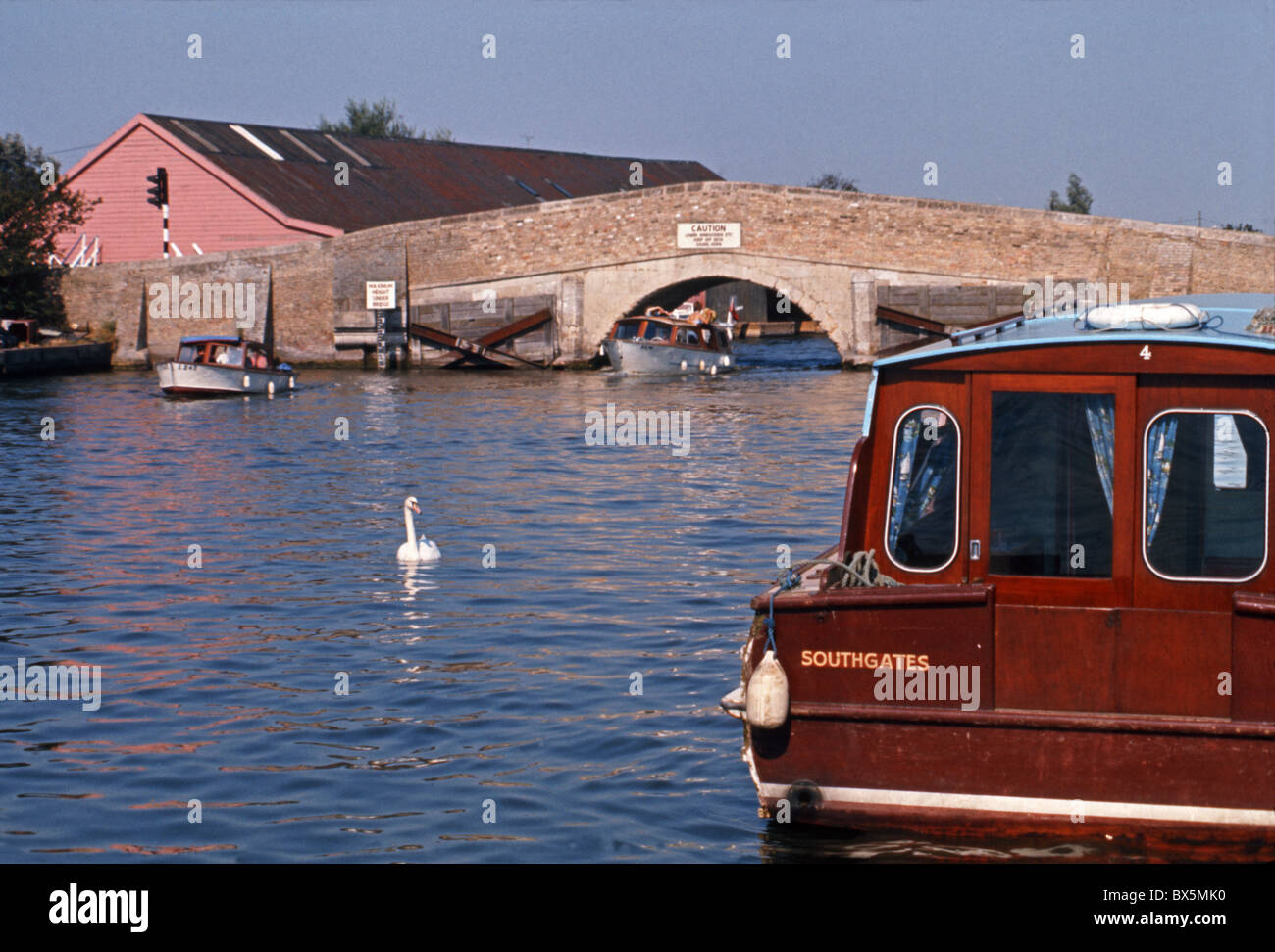 Small boat passing under Potter Heigham bridge, Norfolk, England Stock ...