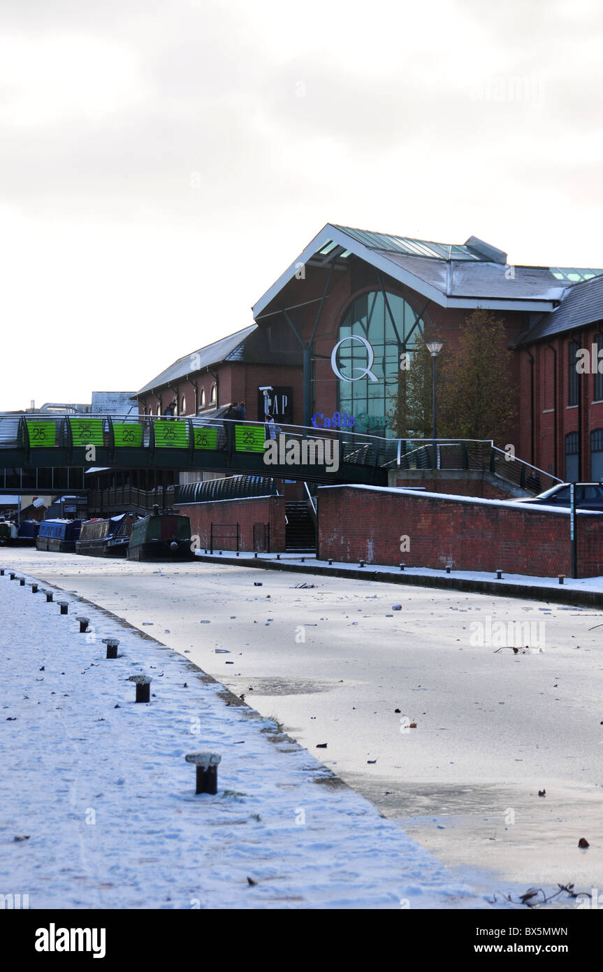 Castle Quay shoping centre by frozen canal - Oxford Canal - at Banbury ...