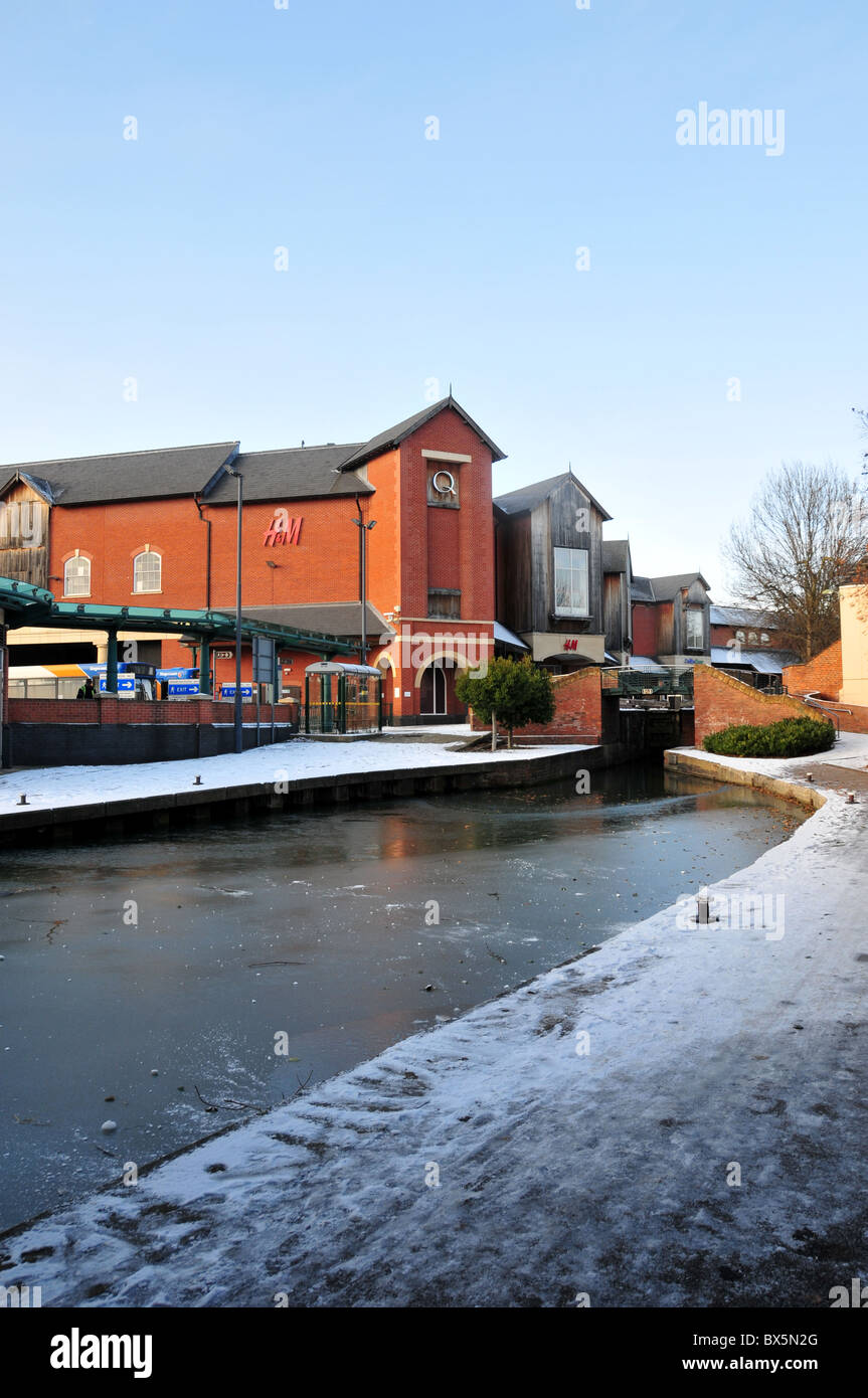 Castle Quay shopping centre by frozen canal - Oxford Canal - at Banbury ...